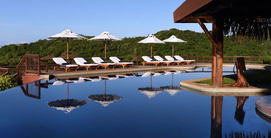 Infinity-Edge Pool & Swim-Up Bar - Worldwide Holidays